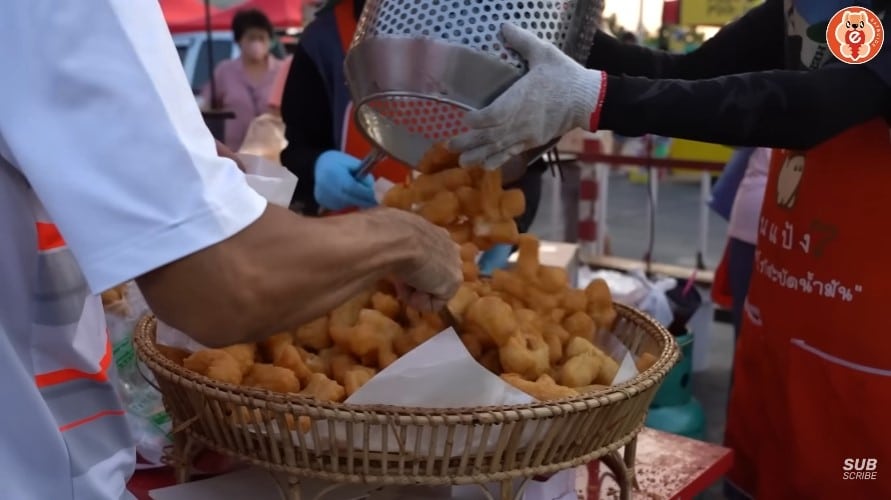 มาดูความเด็ดของ "ปาท่องโก๋สะบัดน้ำมัน" กับช่อง Eatguide คิวจะยาวแค่ไหนไปดู!